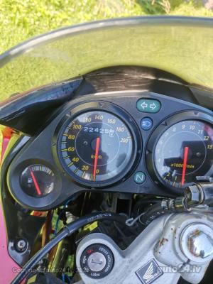Красный Хонда CBR 125 2004 в Таллин, объемом двигателя 0.00 л и пробегом 22 тыс. км за 950 €, фото 6 на AUTOMOTO.COM.LV