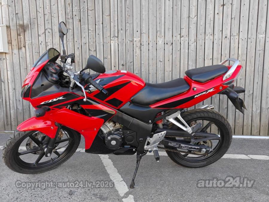Red Honda CBR 125 2008 in Tartu, with an engine capacity of 0.13 L and mileage of 2 thousand km for 1500 €, photo 4 on AUTOMOTO.COM.LV