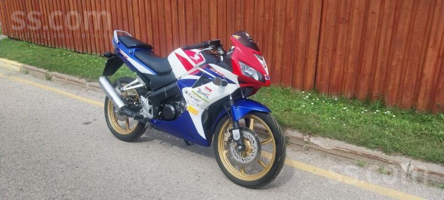 Хонда CBR 125R 2009 в Цесис, объемом двигателя 0.13 л и пробегом 0 тыс. км за 1800 €, фото 1 на AUTOMOTO.COM.LV