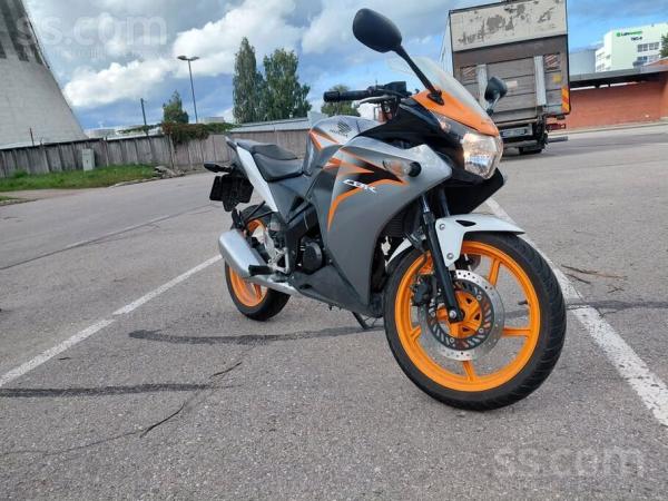 Honda CBR 125R 2011 in Riga, with an engine capacity of 0.13 L and mileage of 0 thousand km for 2100 €, photo 3 on AUTOMOTO.COM.LV