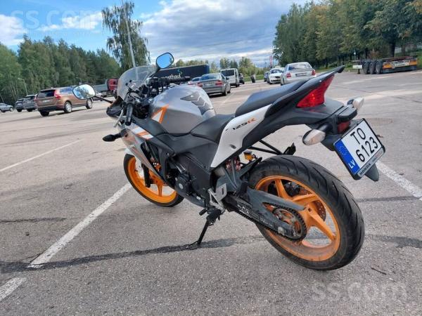 Honda CBR 125R 2011 in Riga, with an engine capacity of 0.13 L and mileage of 0 thousand km for 2100 €, photo 5 on AUTOMOTO.COM.LV