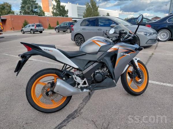 Honda CBR 125R 2011 in Riga, with an engine capacity of 0.13 L and mileage of 0 thousand km for 2100 €, photo 6 on AUTOMOTO.COM.LV