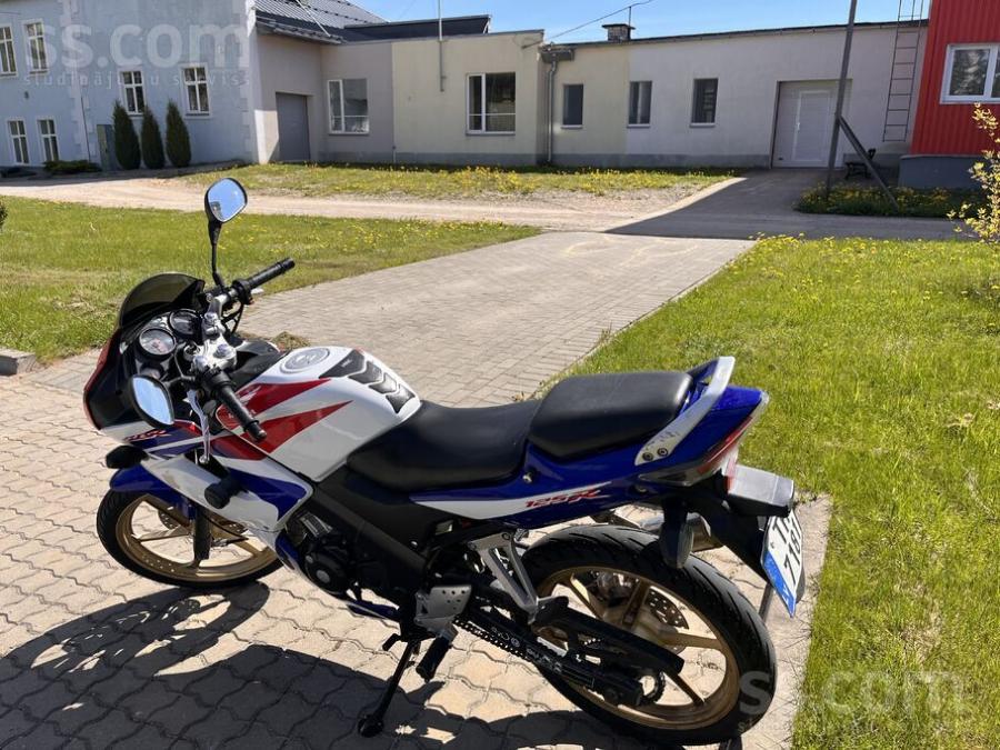 Хонда CBR 125R 2011 в Валка, объемом двигателя 0.13 л и пробегом 0 тыс. км за 1050 €, фото 3 на AUTOMOTO.COM.LV