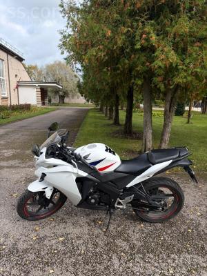 Honda CBR 125R 2014 in Rezekne, with an engine capacity of 0.13 L and mileage of 0 thousand km for 2000 €, photo 3 on AUTOMOTO.COM.LV