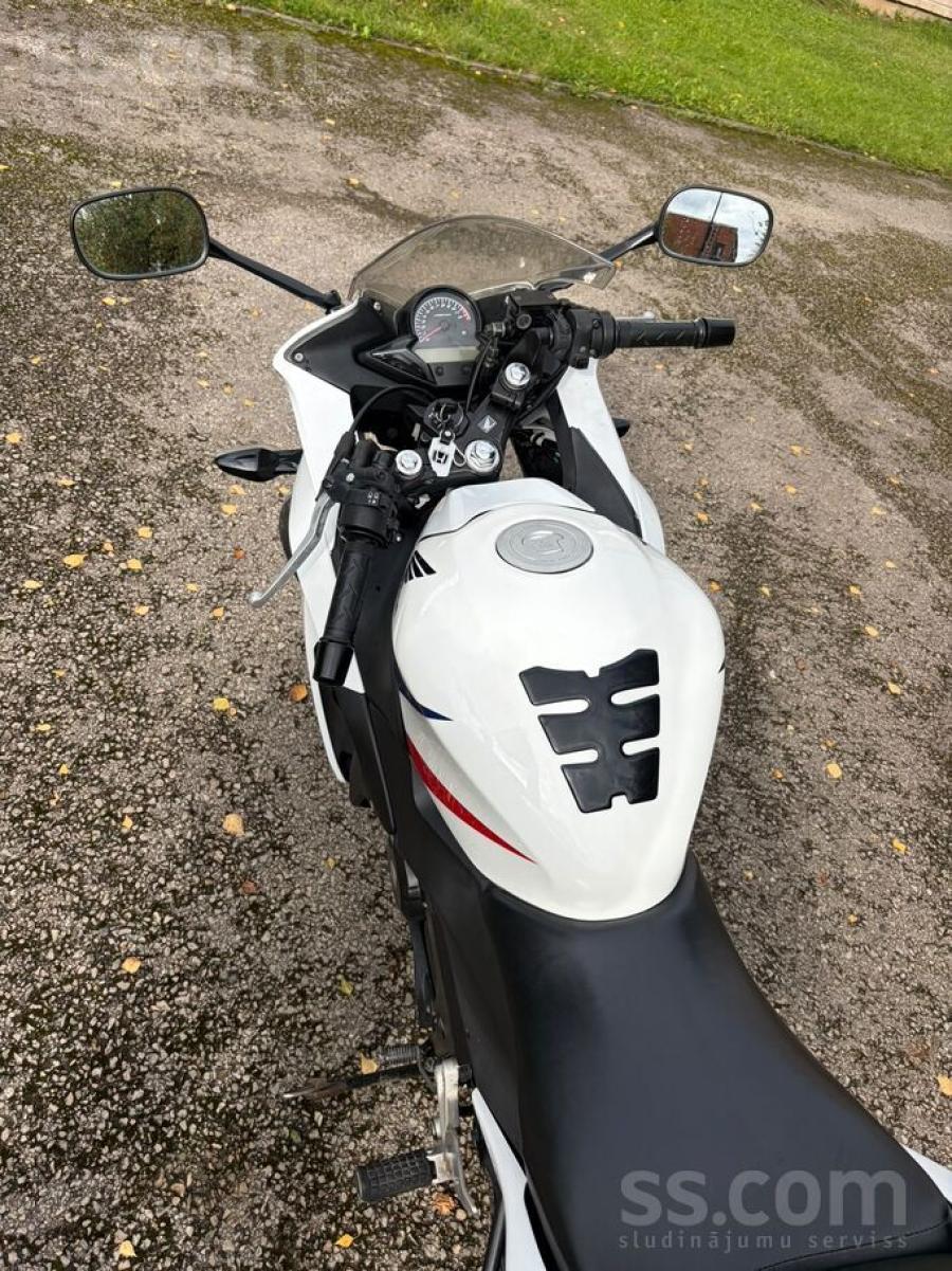 Honda CBR 125R 2014 in Rezekne, with an engine capacity of 0.13 L and mileage of 0 thousand km for 2000 €, photo 9 on AUTOMOTO.COM.LV