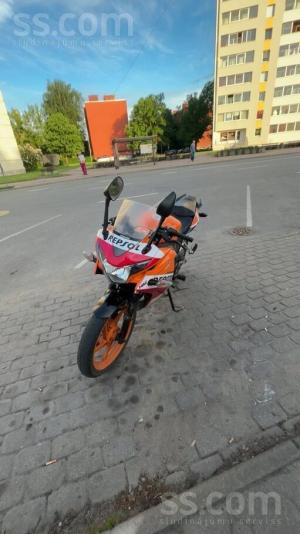 Honda CBR 125R 2015 in Jelgava, with an engine capacity of 0.13 L and mileage of 0 thousand km for 1800 €, photo 3 on AUTOMOTO.COM.LV