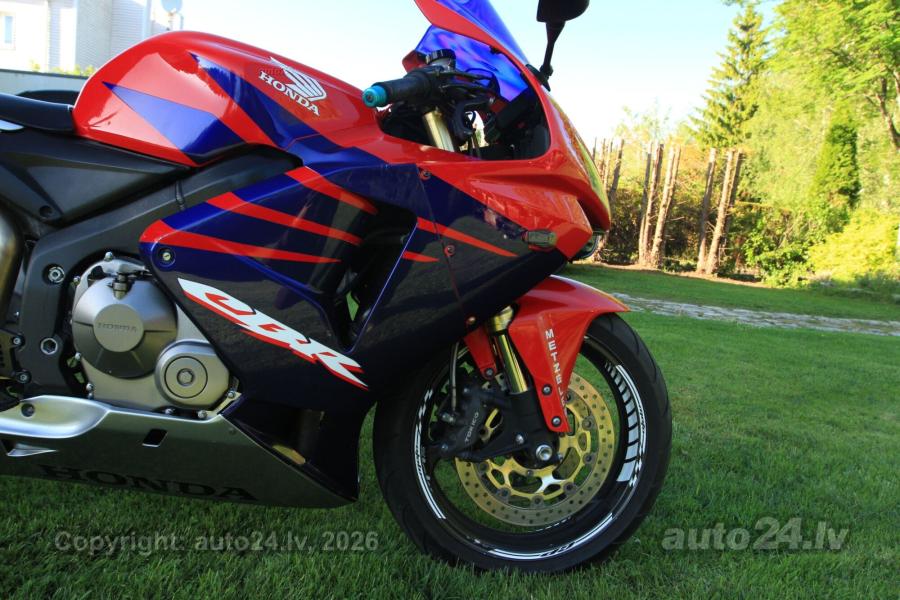 Черный Хонда CBR 600 2005 в Пярну, объемом двигателя 0.60 л и пробегом 48 тыс. км за 4000 €, фото 12 на AUTOMOTO.COM.LV