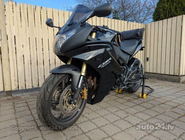 Black Honda CBR 600 2011 in Tallinn, with an engine capacity of 0.60 L and mileage of 39 thousand km for 4500 €, photo 4 on AUTOMOTO.COM.LV