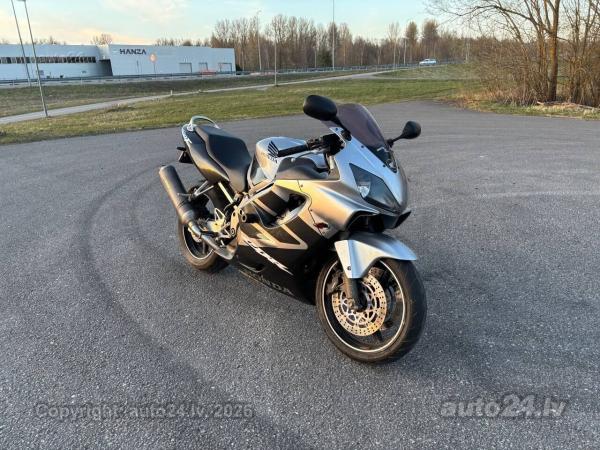 Pelēks Honda CBR 600 2006 Tallina, ar dzinēja tilpumu 0.60 L un nobraukumu 27 tūkst. km par 2800 €, foto 1 vietnē AUTOMOTO.COM.LV