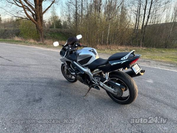 Pelēks Honda CBR 600 2006 Tallina, ar dzinēja tilpumu 0.60 L un nobraukumu 27 tūkst. km par 2800 €, foto 4 vietnē AUTOMOTO.COM.LV