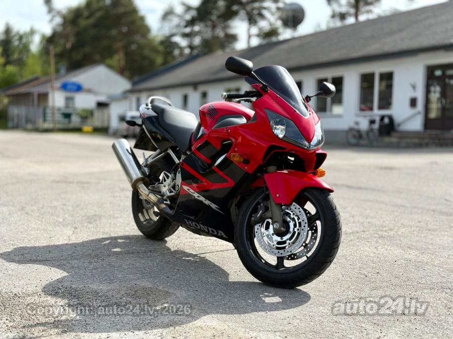 Sarkans Honda CBR 600 2006 Tallina, ar dzinēja tilpumu 0.60 L un nobraukumu 23 tūkst. km par 4500 €, foto 1 vietnē AUTOMOTO.COM.LV