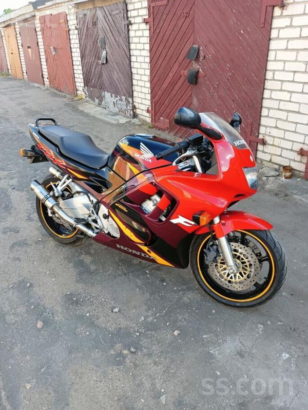 Хонда CBR 600F 1997 в Рига, объемом двигателя 0.60 л и пробегом 0 тыс. км за 1500 €, фото 2 на AUTOMOTO.COM.LV