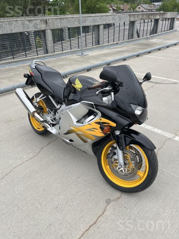 Хонда CBR 600F 1999 в Рига, объемом двигателя 0.60 л и пробегом 0 тыс. км за 2500 €, фото 1 на AUTOMOTO.COM.LV