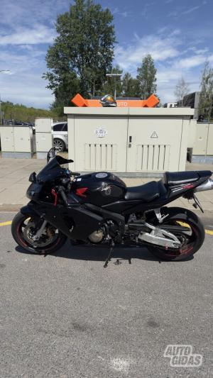 Melns Honda CBR 600RR 2003 Viļņa, ar dzinēja tilpumu 0.60 L un nobraukumu 50 tūkst. km par 2900 €, foto  vietnē AUTOMOTO.COM.LV