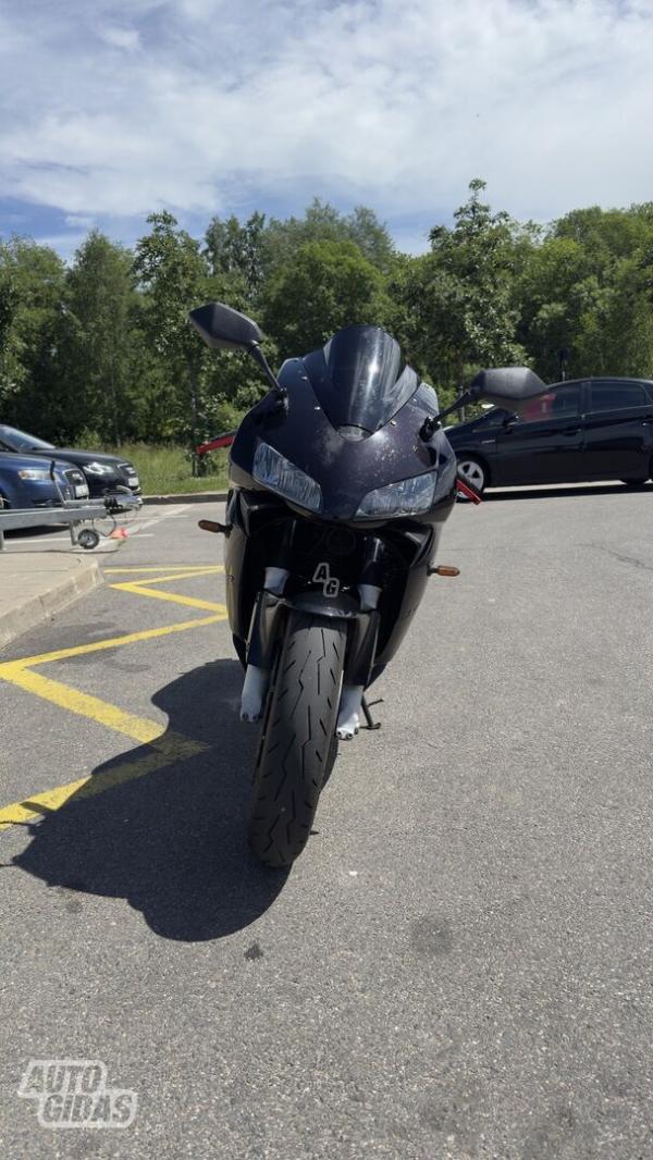 Black Honda CBR 600RR 2003 in Vilnius, with an engine capacity of 0.60 L and mileage of 50 thousand km for 2900 €, photo 8 on AUTOMOTO.COM.LV