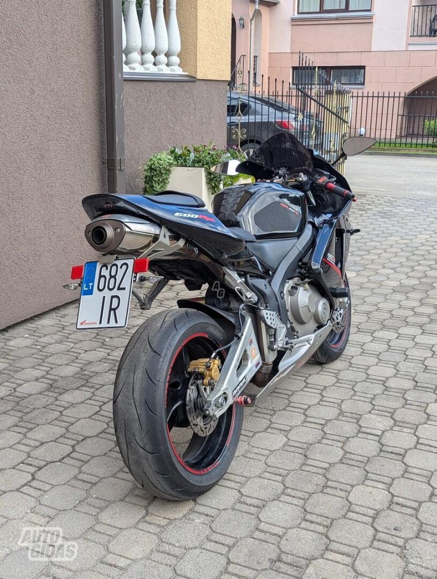 Melns Honda CBR 600RR 2003 Mažeikiai, ar dzinēja tilpumu 0.60 L un nobraukumu 51 tūkst. km par 3999 €, foto 3 vietnē AUTOMOTO.COM.LV