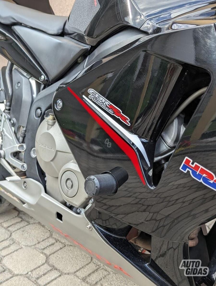 Melns Honda CBR 600RR 2003 Mažeikiai, ar dzinēja tilpumu 0.60 L un nobraukumu 51 tūkst. km par 3999 €, foto 7 vietnē AUTOMOTO.COM.LV