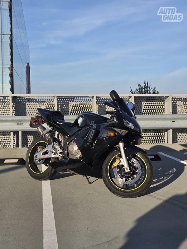 Black Honda CBR 600RR 2004 in Vilnius, with an engine capacity of 0.60 L and mileage of 0 thousand km for 4200 €, photo 1 on AUTOMOTO.COM.LV