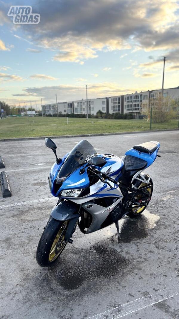 Blue Honda CBR 600RR 2011 in Kaunas, with an engine capacity of 0.60 L and mileage of 35 thousand km for 5200 €, photo 4 on AUTOMOTO.COM.LV