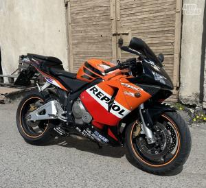 Honda CBR 600RR 2004 Viļņa, ar dzinēja tilpumu 0.60 L un nobraukumu 21 tūkst. km par 4500 €, foto  vietnē AUTOMOTO.COM.LV