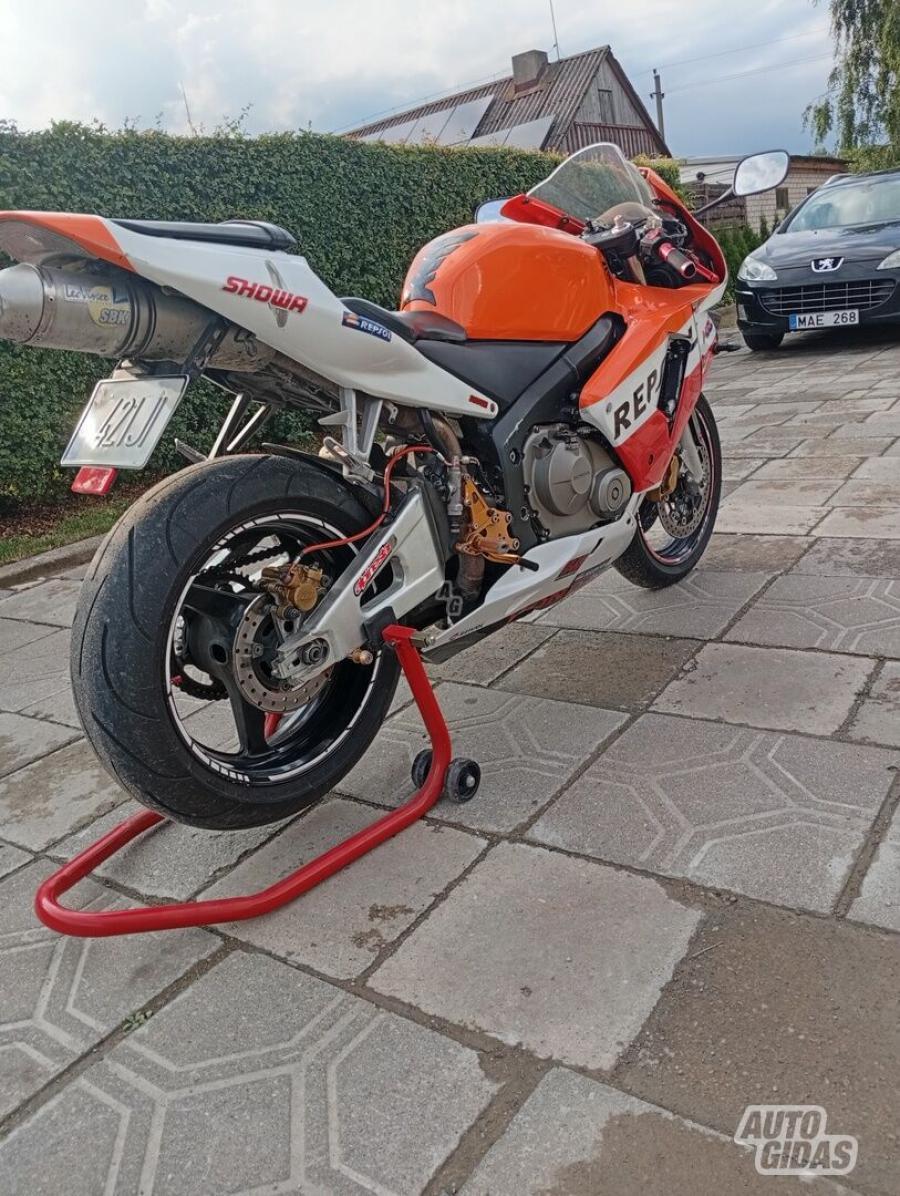 Honda CBR 600RR 2004 in Ukmerge, with an engine capacity of 0.60 L and mileage of 39 thousand km for 3700 €, photo 6 on AUTOMOTO.COM.LV