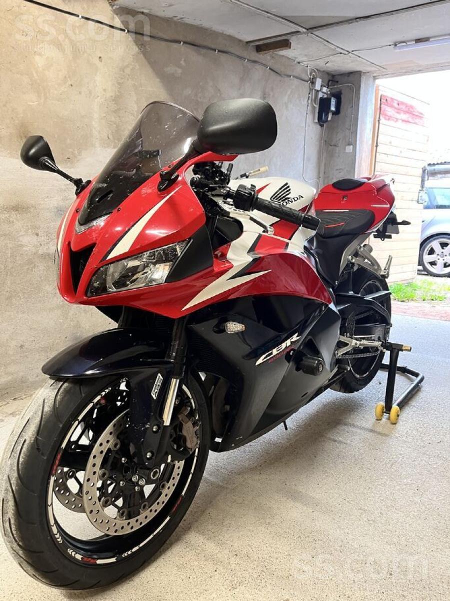 Honda CBR 600RR 2008 in Kuldiga, with an engine capacity of 0.60 L and mileage of 0 thousand km for 4800 €, photo 3 on AUTOMOTO.COM.LV