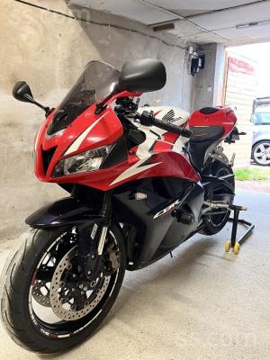 Honda CBR 600RR 2008 in Kuldiga, with an engine capacity of 0.60 L and mileage of 0 thousand km for 4800 €, photo 3 on AUTOMOTO.COM.LV