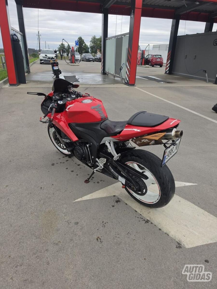 Red Honda CBR 600RR 2007 in Siauliai, with an engine capacity of 0.60 L and mileage of 67 thousand km for 4000 €, photo 3 on AUTOMOTO.COM.LV