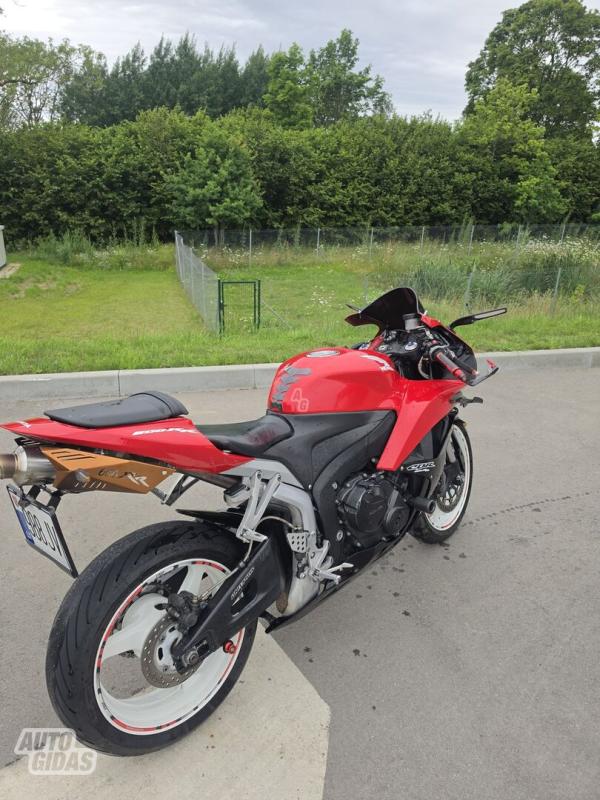 Sarkans Honda CBR 600RR 2007 Šauļi, ar dzinēja tilpumu 0.60 L un nobraukumu 67 tūkst. km par 4000 €, foto 3 vietnē AUTOMOTO.COM.LV