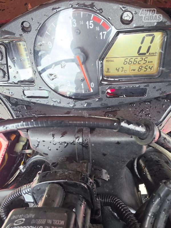 Sarkans Honda CBR 600RR 2007 Šauļi, ar dzinēja tilpumu 0.60 L un nobraukumu 67 tūkst. km par 4000 €, foto 4 vietnē AUTOMOTO.COM.LV