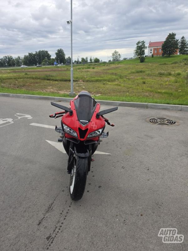 Sarkans Honda CBR 600RR 2007 Šauļi, ar dzinēja tilpumu 0.60 L un nobraukumu 67 tūkst. km par 4000 €, foto 6 vietnē AUTOMOTO.COM.LV