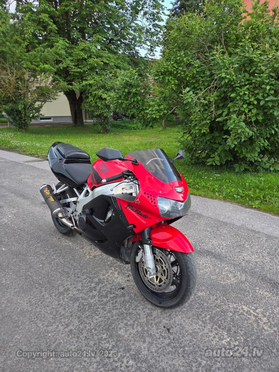 Grey Honda CBR 900 1999 in Tartu, with an engine capacity of 0.00 L and mileage of 0 thousand km for 1299 €, photo 1 on AUTOMOTO.COM.LV