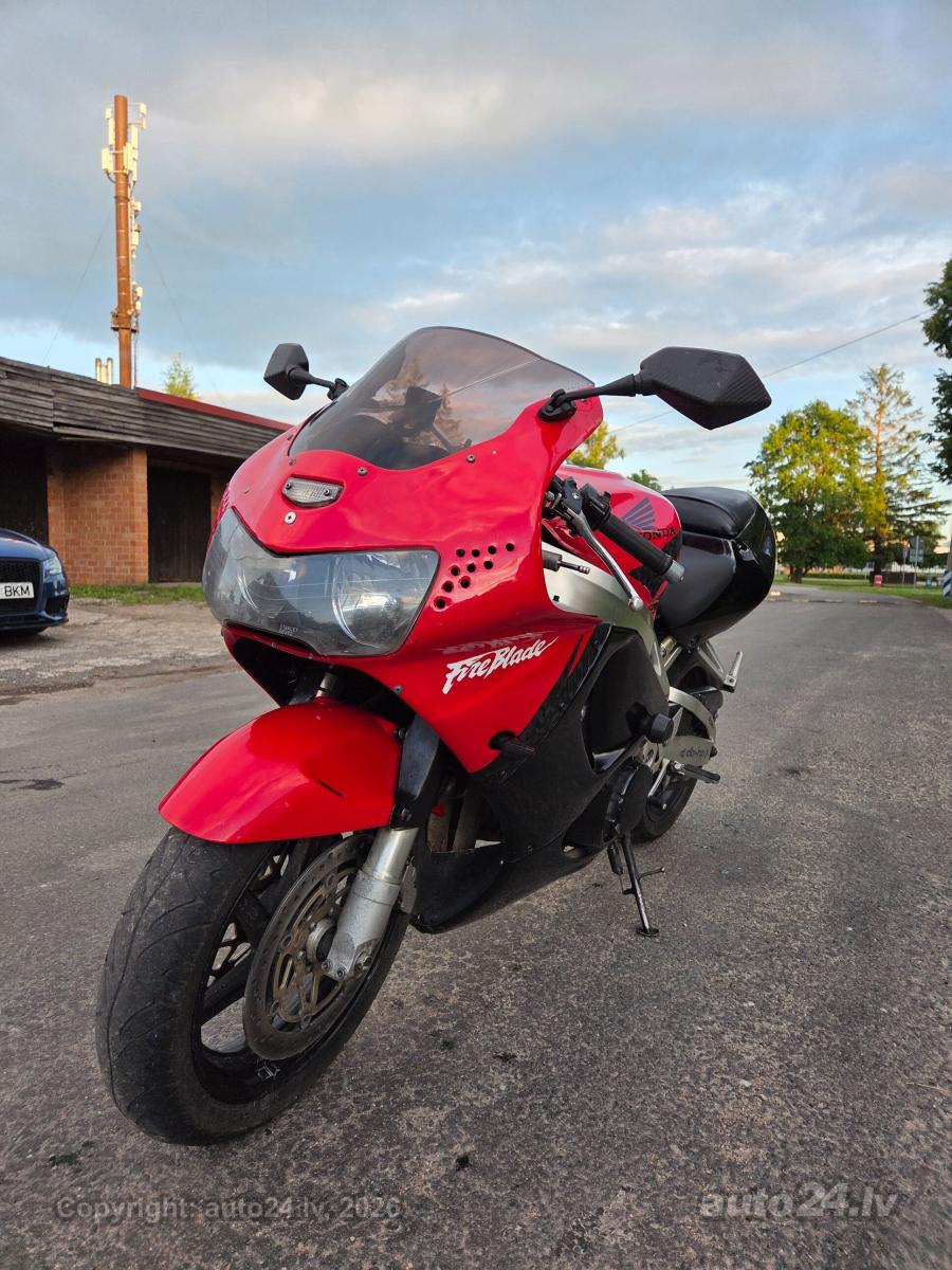 Grey Honda CBR 900 1999 in Tartu, with an engine capacity of 0.00 L and mileage of 0 thousand km for 1299 €, photo 3 on AUTOMOTO.COM.LV