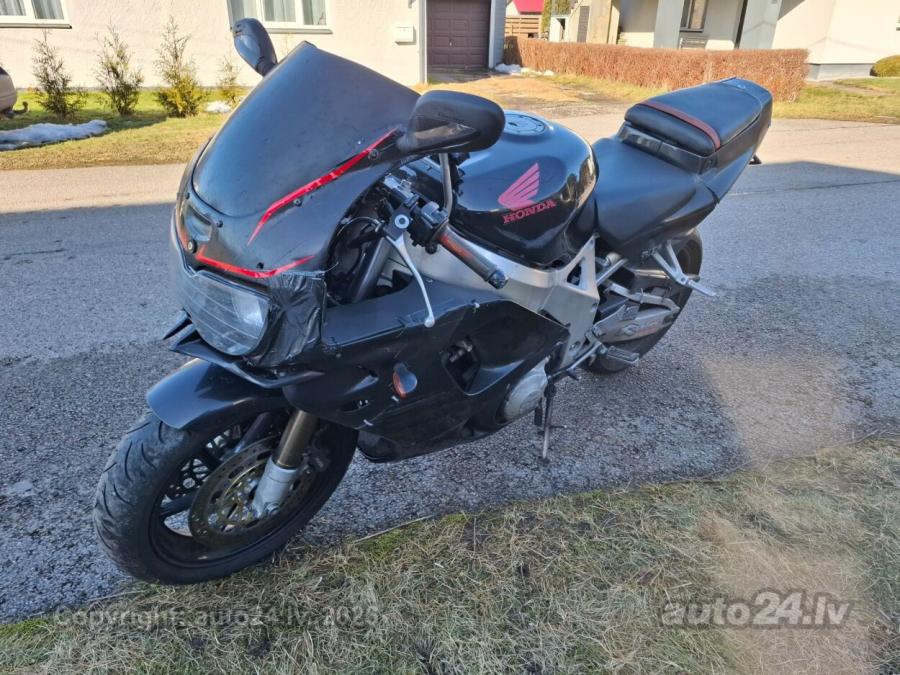 Honda CBR 900 1995 Pērnava, ar dzinēja tilpumu 0.89 L un nobraukumu 0 tūkst. km par 900 €, foto 1 vietnē AUTOMOTO.COM.LV