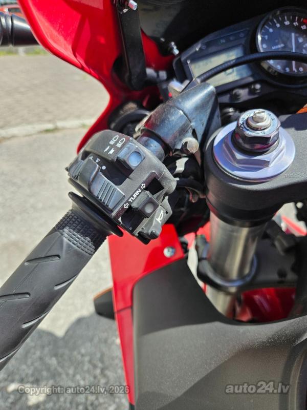 Красный Хонда CBR 900 2002 в Таллин, объемом двигателя 0.95 л и пробегом 36 тыс. км за 3500 €, фото 9 на AUTOMOTO.COM.LV