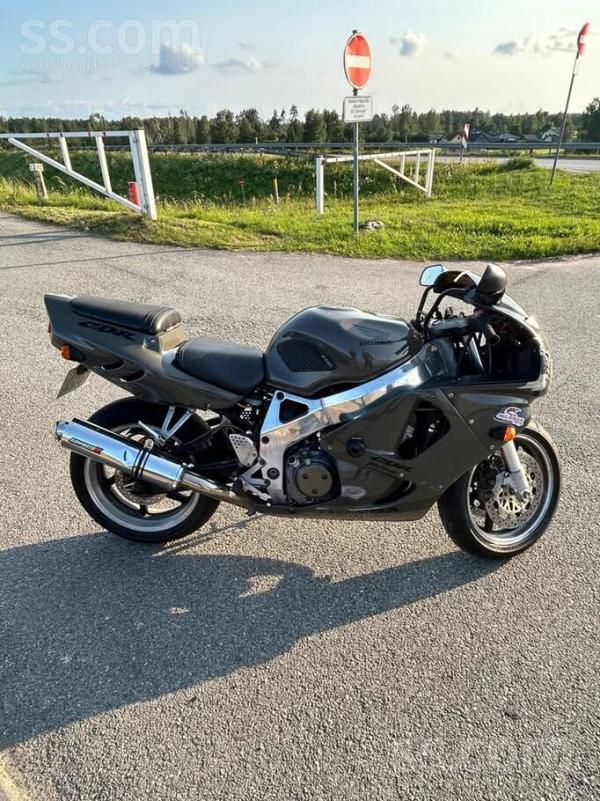 Honda CBR 900RR 1996 Rīga, ar dzinēja tilpumu 0.90 L un nobraukumu 0 tūkst. km par 1500 €, foto 5 vietnē AUTOMOTO.COM.LV