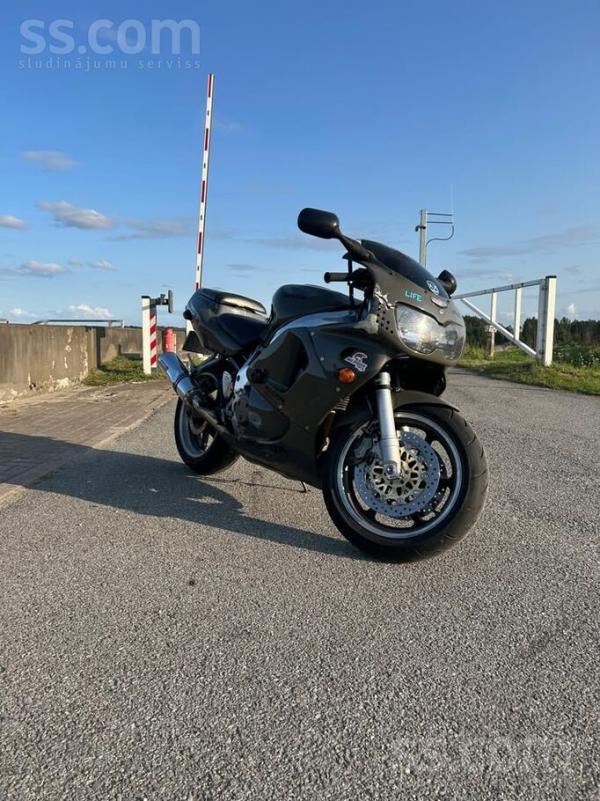 Honda CBR 900RR 1996 Rīga, ar dzinēja tilpumu 0.90 L un nobraukumu 0 tūkst. km par 1500 €, foto 6 vietnē AUTOMOTO.COM.LV