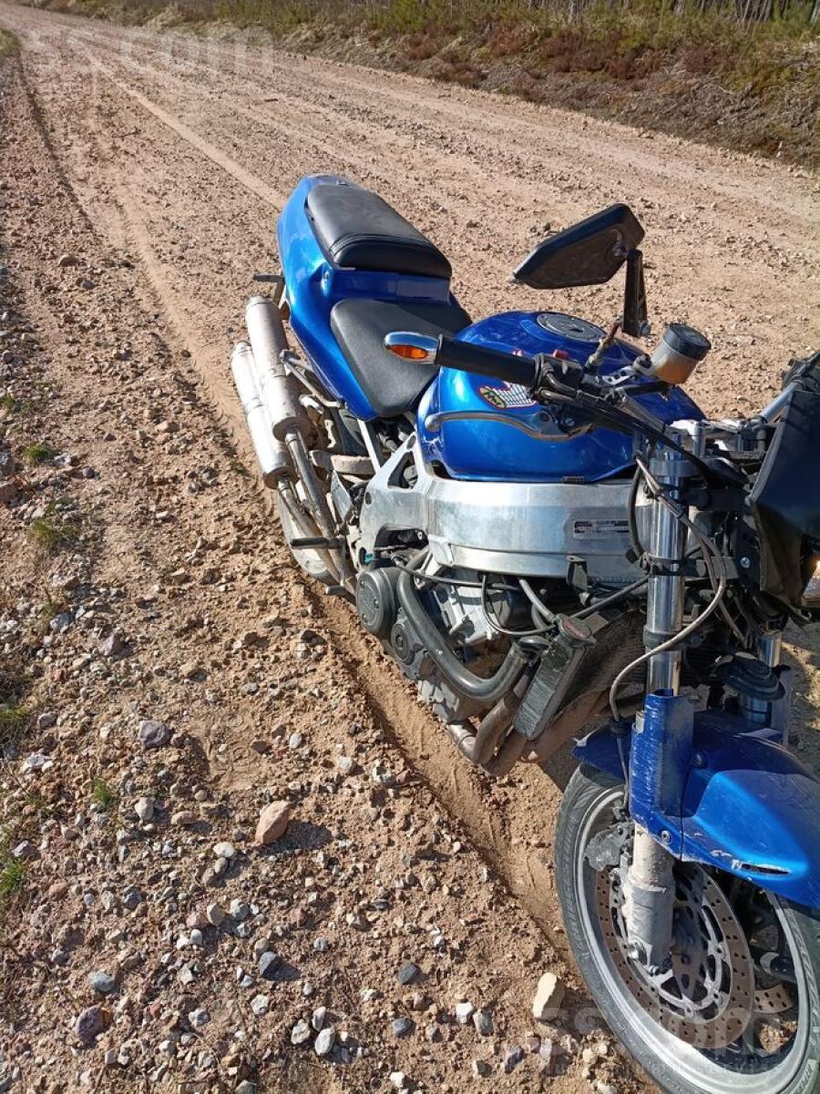 Хонда CBR 900RR 1997 в Рига, объемом двигателя 0.92 л и пробегом 0 тыс. км за 1000 €, фото 7 на AUTOMOTO.COM.LV