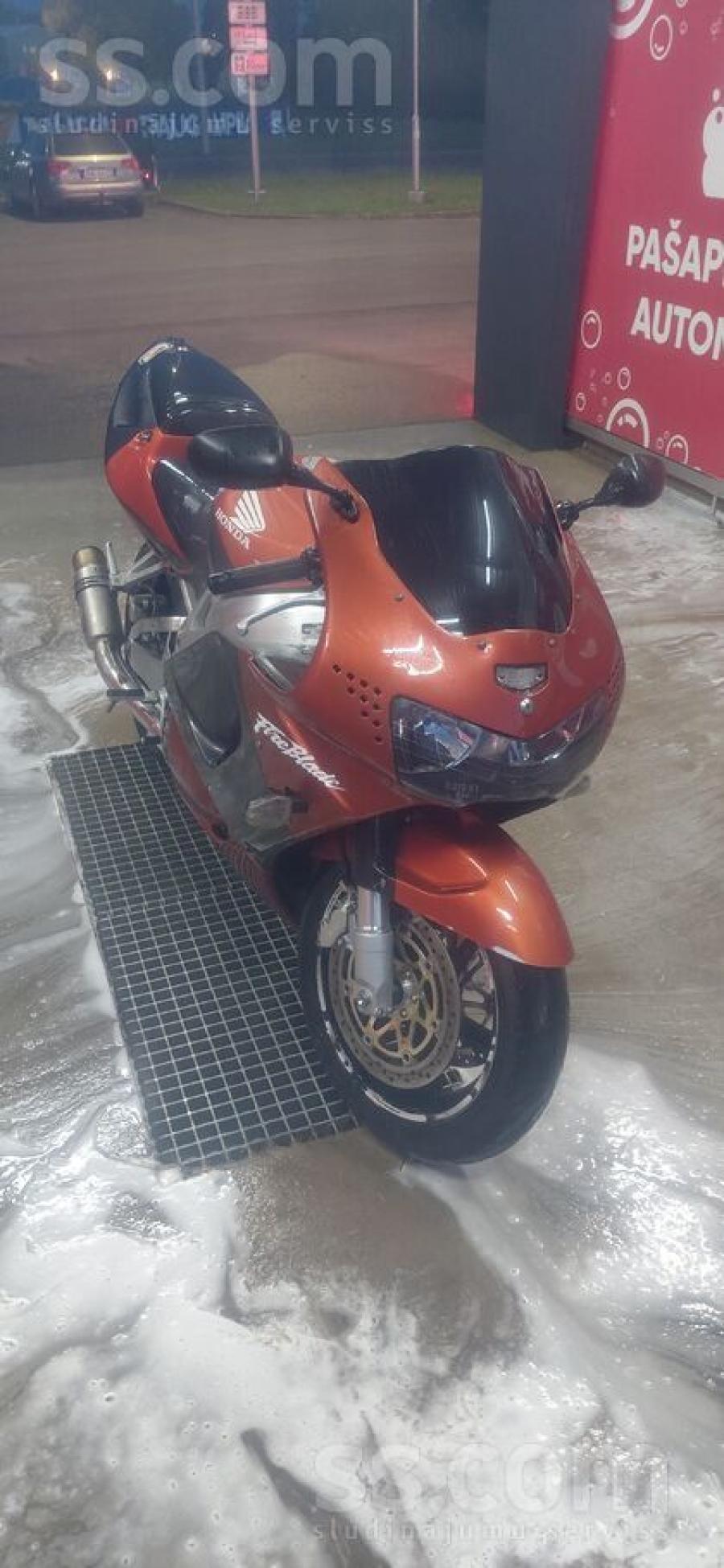 Honda CBR 900RR 1998 in Daugavpils, with an engine capacity of 0.92 L and mileage of 0 thousand km for 2200 €, photo 4 on AUTOMOTO.COM.LV