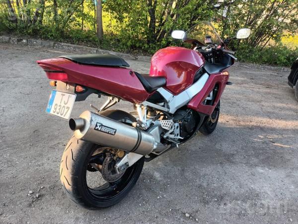 Honda CBR 900RR 2001 Jelgava, ar dzinēja tilpumu 0.93 L un nobraukumu 0 tūkst. km par 2500 €, foto 3 vietnē AUTOMOTO.COM.LV