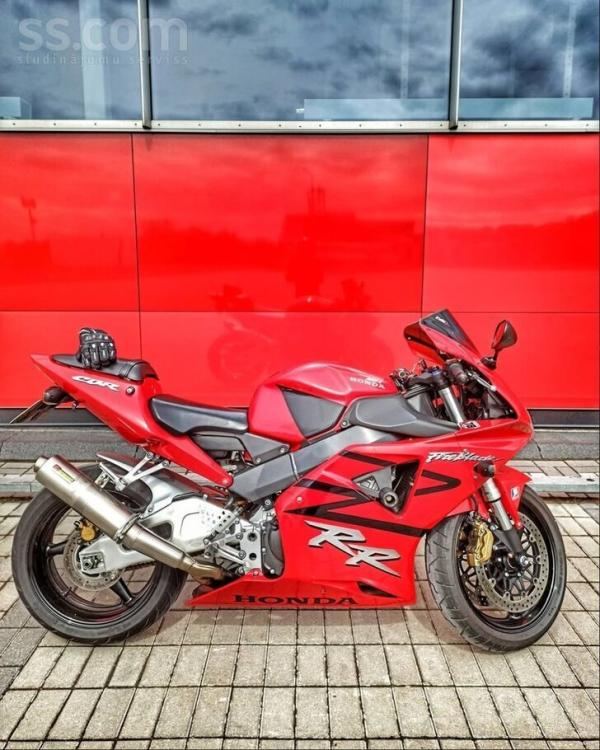 Honda CBR 900RR 2002 in Riga, with an engine capacity of 0.95 L and mileage of 0 thousand km for 3200 €, photo 3 on AUTOMOTO.COM.LV