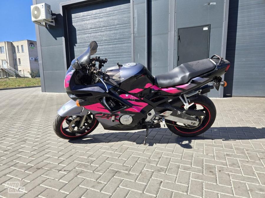 Black Honda Cbr 1993 in Kaunas, with an engine capacity of 0.60 L and mileage of 74 thousand km for 900 €, photo 1 on AUTOMOTO.COM.LV