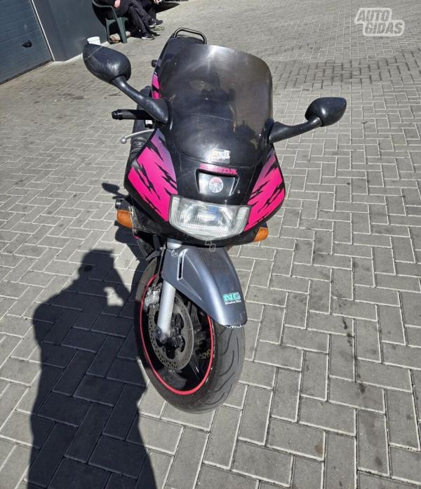 Black Honda Cbr 1993 in Kaunas, with an engine capacity of 0.60 L and mileage of 74 thousand km for 900 €, photo 6 on AUTOMOTO.COM.LV
