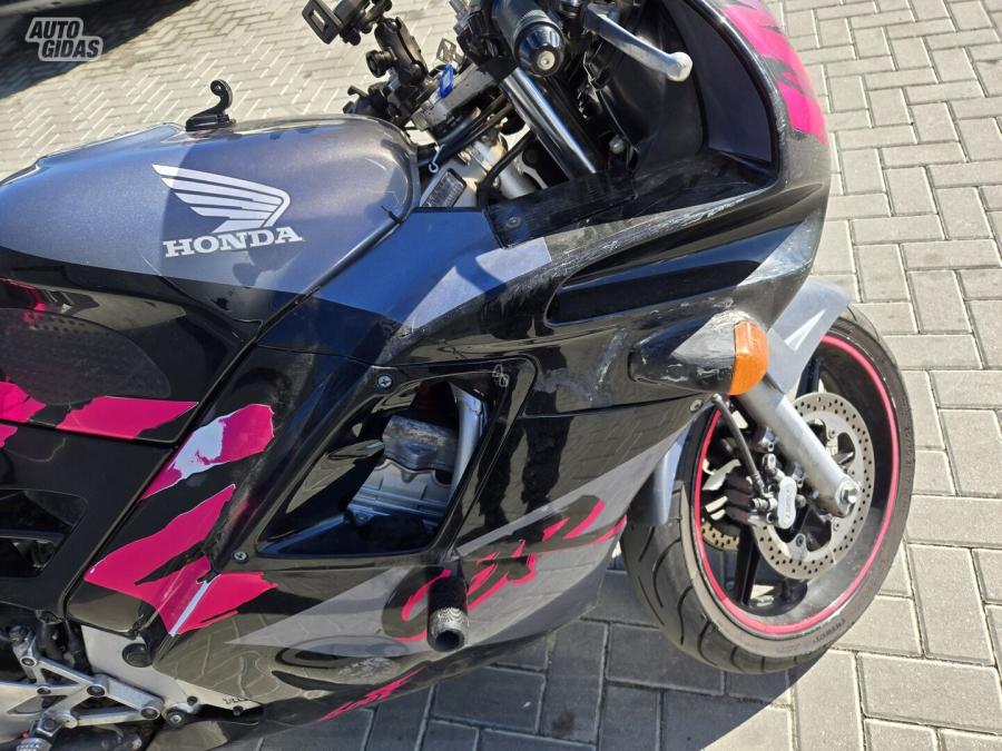 Black Honda Cbr 1993 in Kaunas, with an engine capacity of 0.60 L and mileage of 74 thousand km for 900 €, photo 5 on AUTOMOTO.COM.LV