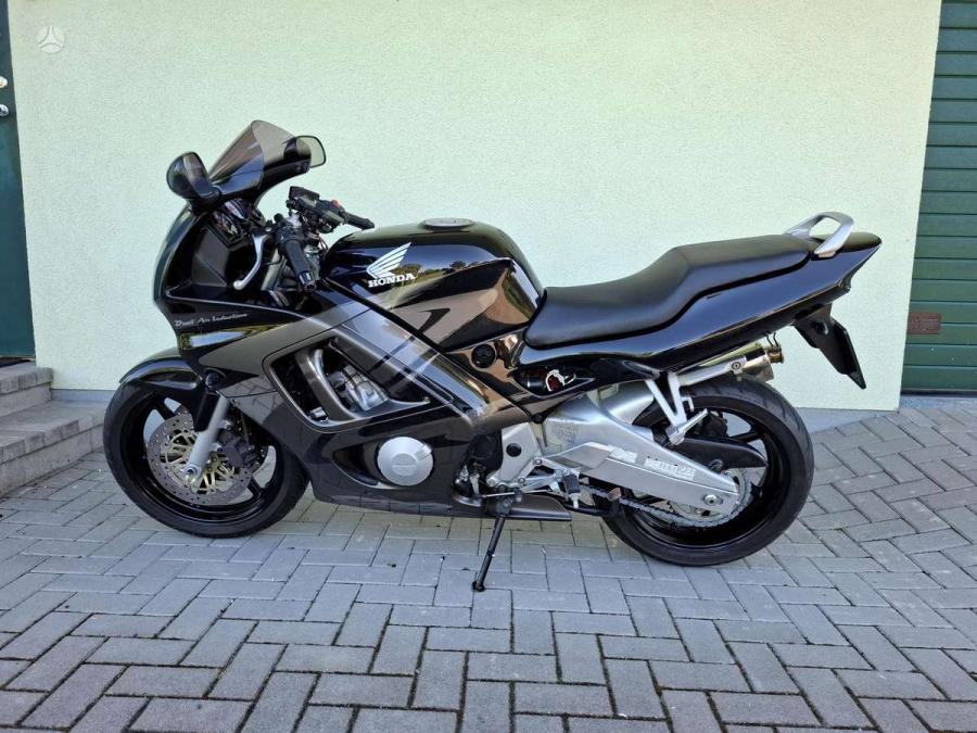 Black Honda Cbr 1998 in Moletai, with an engine capacity of 0.60 L and mileage of 56 thousand km for 1800 €, photo 1 on AUTOMOTO.COM.LV