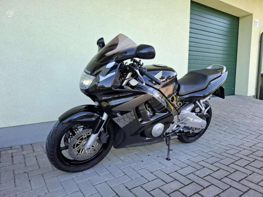 Black Honda Cbr 1998 in Moletai, with an engine capacity of 0.60 L and mileage of 56 thousand km for 1800 €, photo 3 on AUTOMOTO.COM.LV