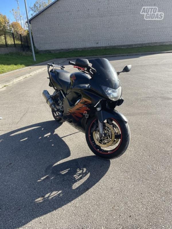 Melns Honda Cbr 2000 Tauragė, ar dzinēja tilpumu 0.60 L un nobraukumu 27 tūkst. km par 1750 €, foto 2 vietnē AUTOMOTO.COM.LV