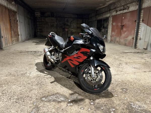 Black Honda Cbr 2000 in Kaunas, with an engine capacity of 0.60 L and mileage of 58 thousand km for 1700 €, photo 1 on AUTOMOTO.COM.LV