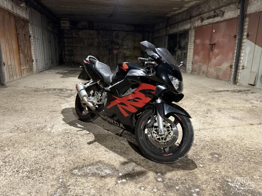 Melns Honda Cbr 2000 Kauņa, ar dzinēja tilpumu 0.60 L un nobraukumu 58 tūkst. km par 1700 €, foto 1 vietnē AUTOMOTO.COM.LV