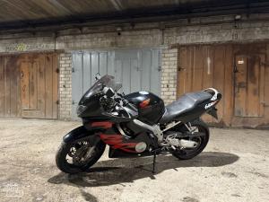 Melns Honda Cbr 2000 Kauņa, ar dzinēja tilpumu 0.60 L un nobraukumu 58 tūkst. km par 1700 €, foto 3 vietnē AUTOMOTO.COM.LV